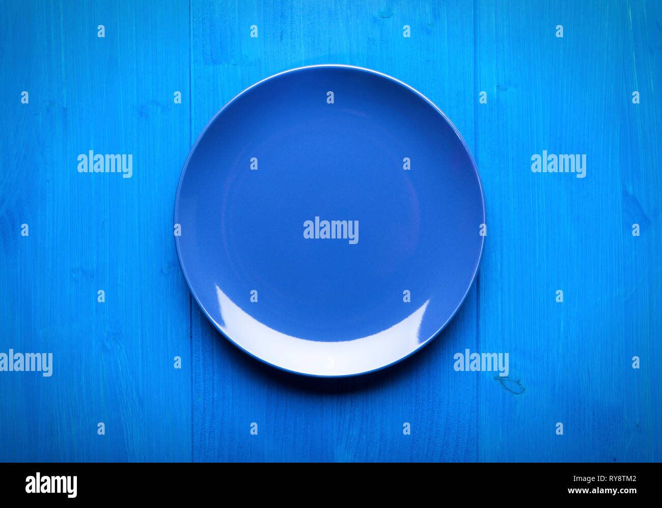 Empty blue plate hi-res stock photography and images - Alamy