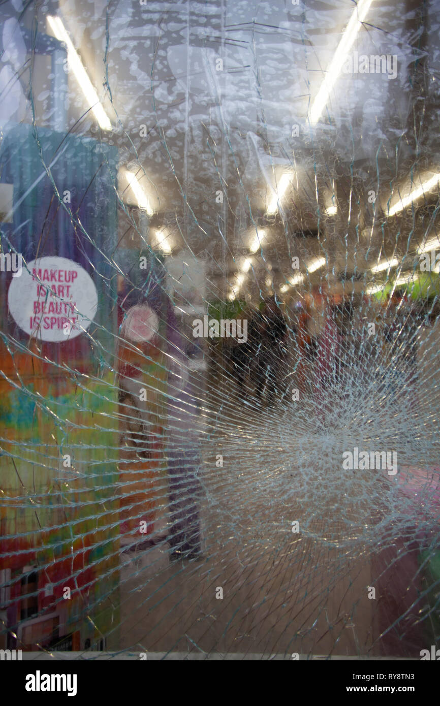 Smash and grab glass hi-res stock photography and images - Alamy