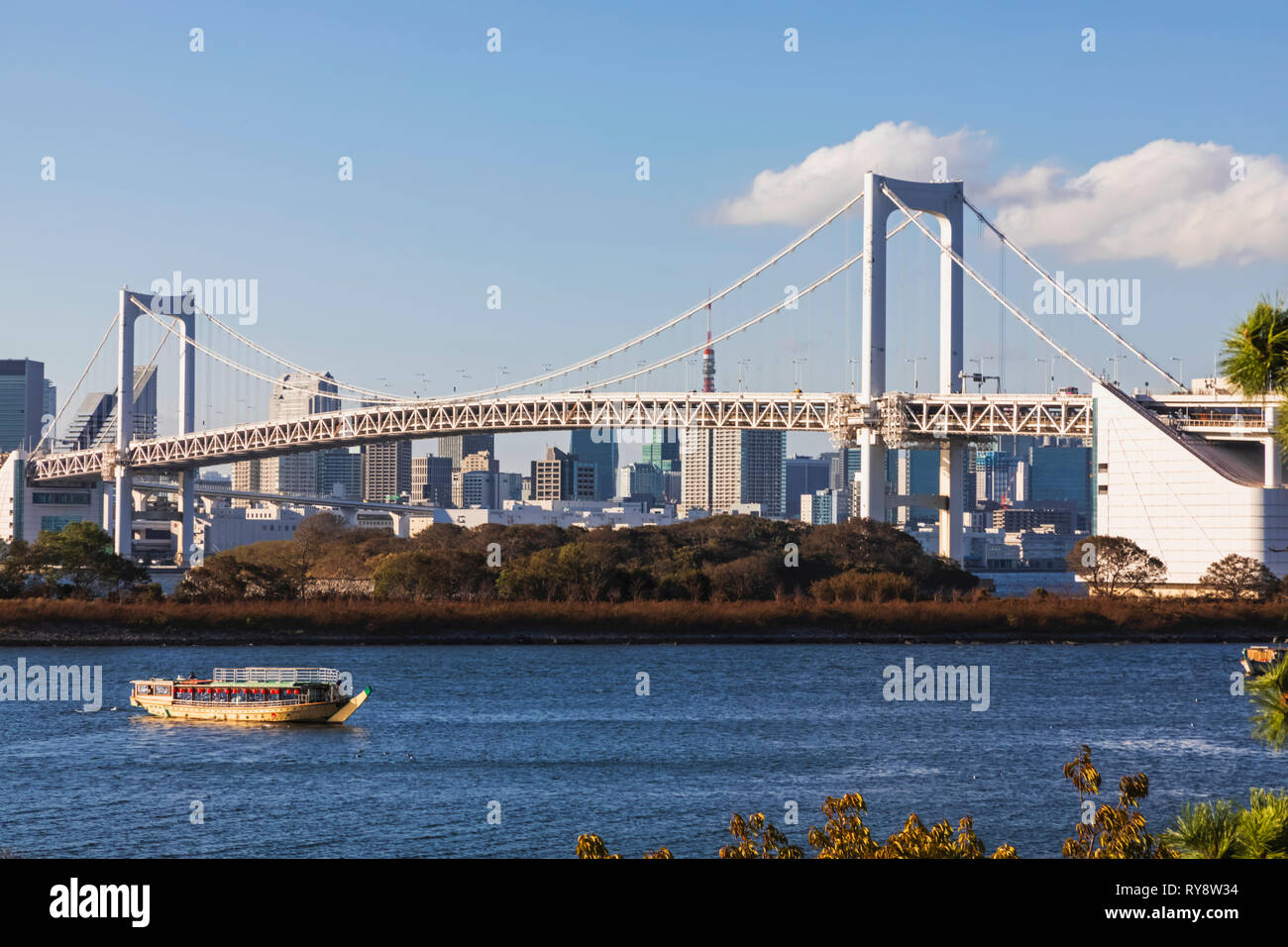 apan, Honshu, Tokyo, Odaiba, Tokyo Waterfront City, Rainbow Bridge and ...