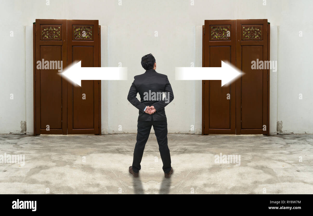 Two arrows pointing in opposite directions hi-res stock photography and ...