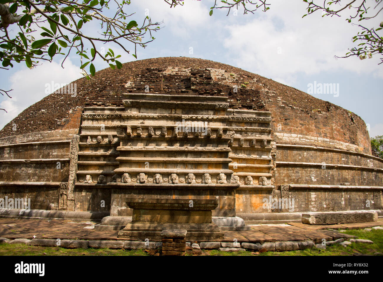 Asia, Sri Lanka, Mihintale, Kantaka Cetiya Vaahalkada, stupa Stock ...