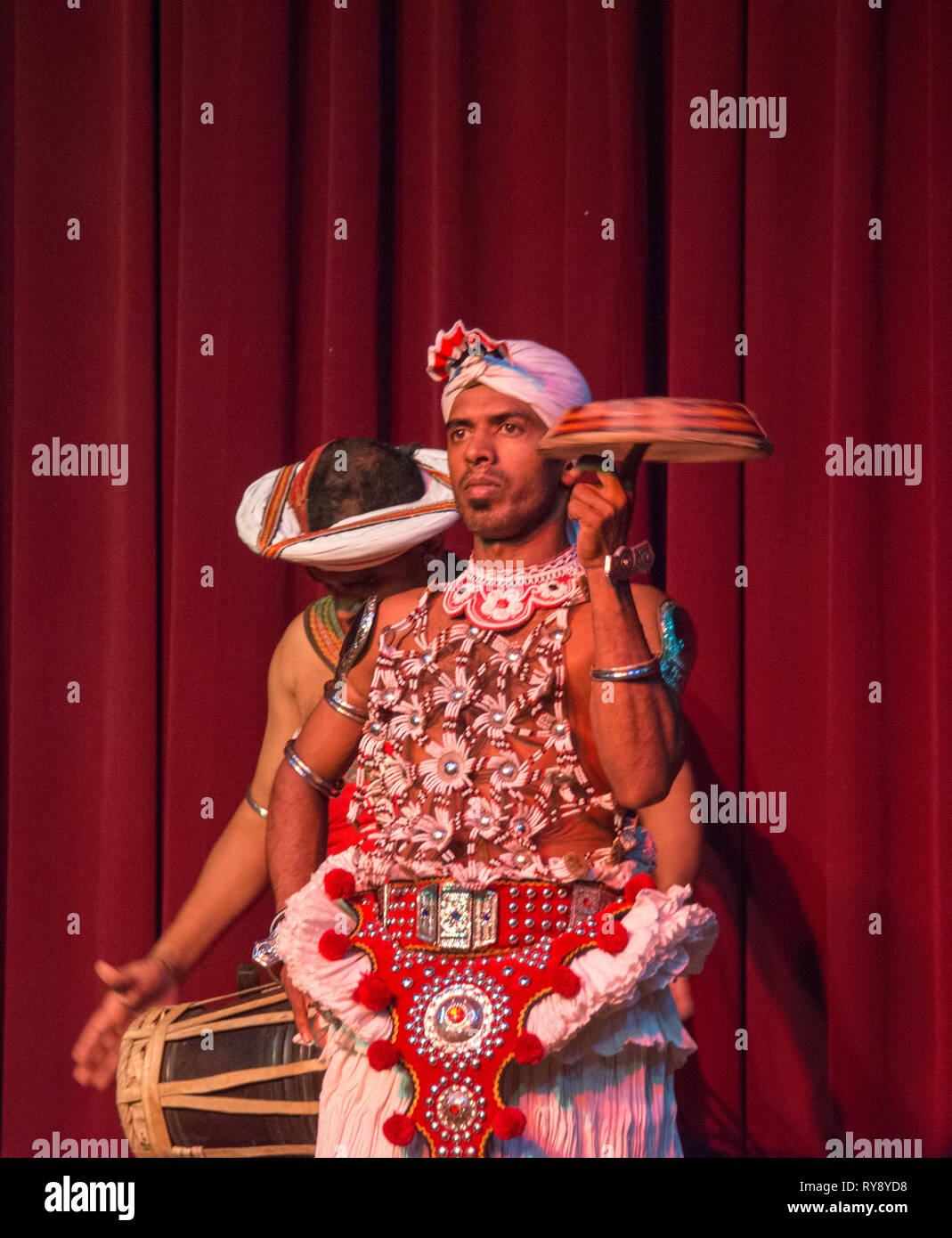 Sri lanka kandyan dancers hi-res stock photography and images - Alamy