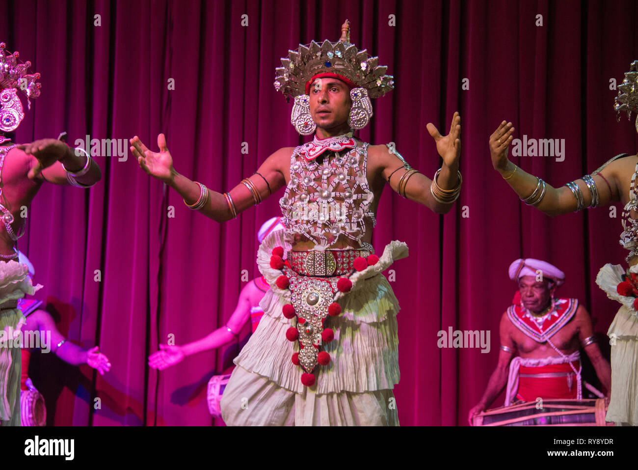 Kandyan dancers hi-res stock photography and images - Alamy