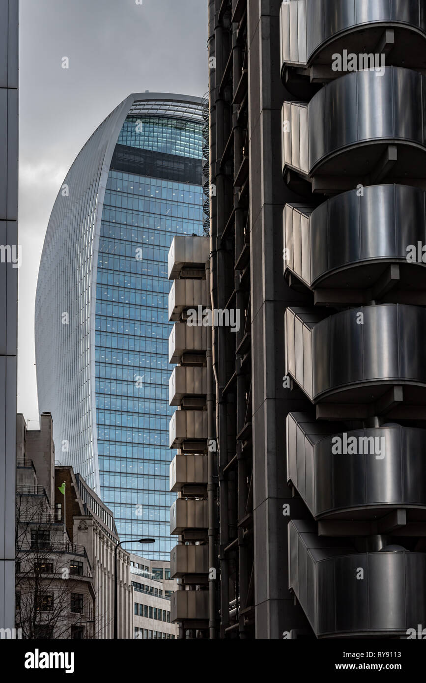 The bulbous style of the "Walkie-talkie" (20 Fenchurch Street) in sharp ...