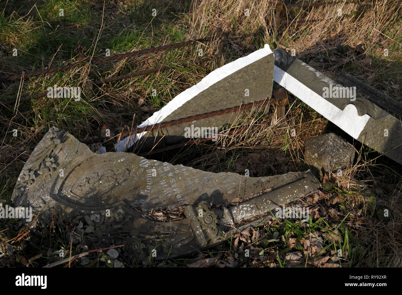 Broken gravestone hi-res stock photography and images - Alamy