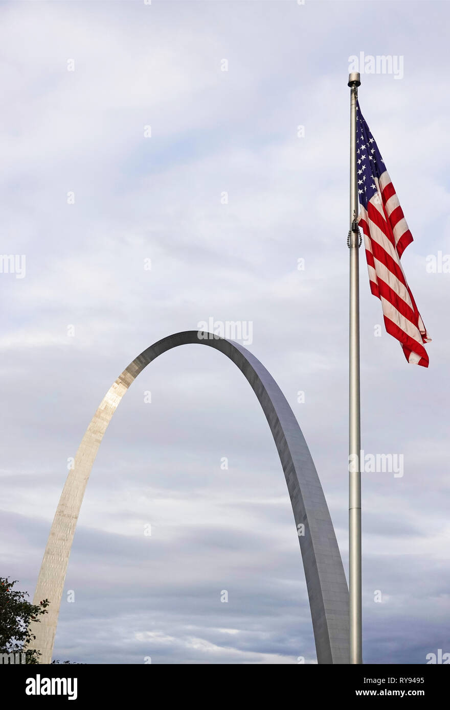 American flag gateway arch st hi-res stock photography and images - Alamy
