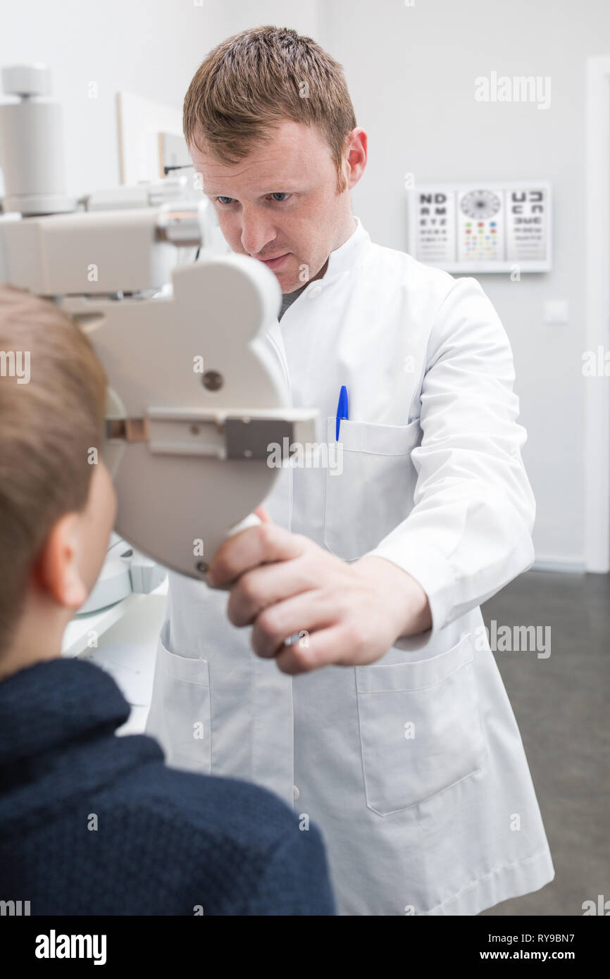 Child optician hi-res stock photography and images - Alamy