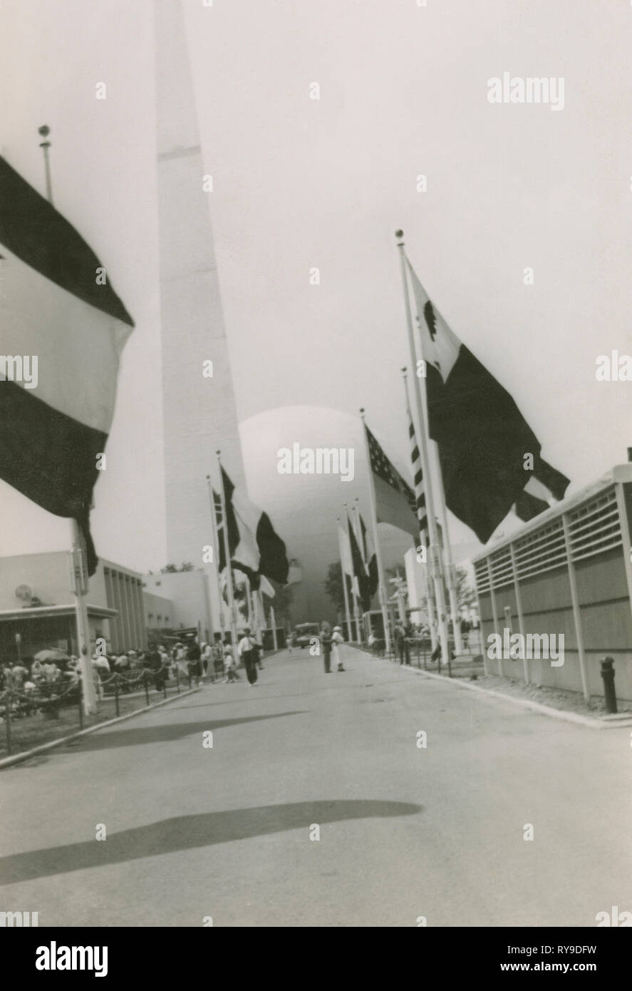 Antique c1939 photograph, view of the Trylon and Perisphere from ...