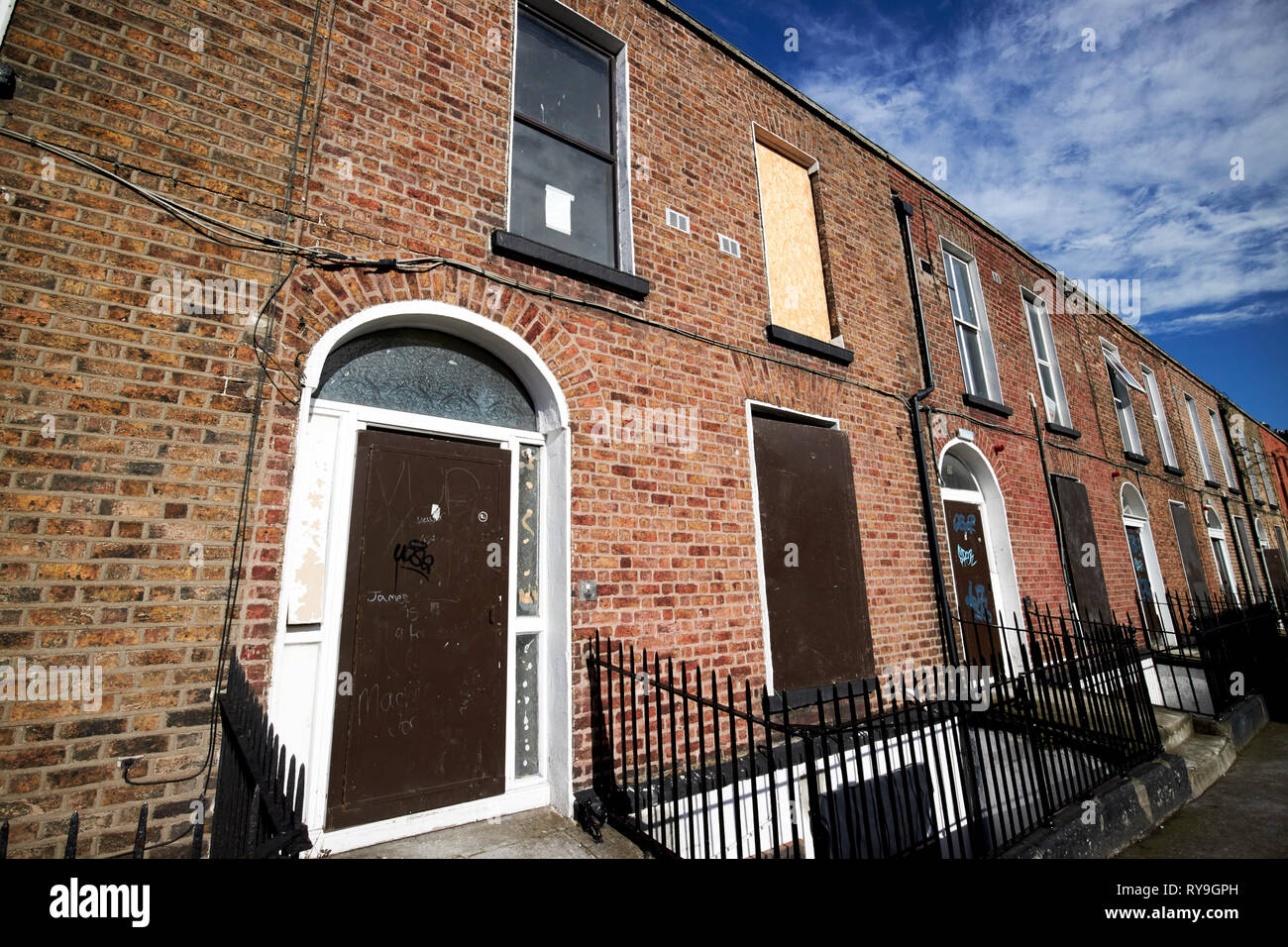 Two storey terraced house hi-res stock photography and images - Alamy