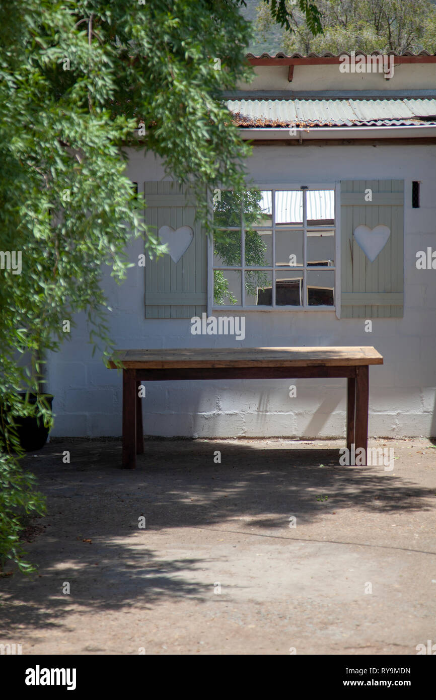 Cottage courtyard hi-res stock photography and images - Alamy