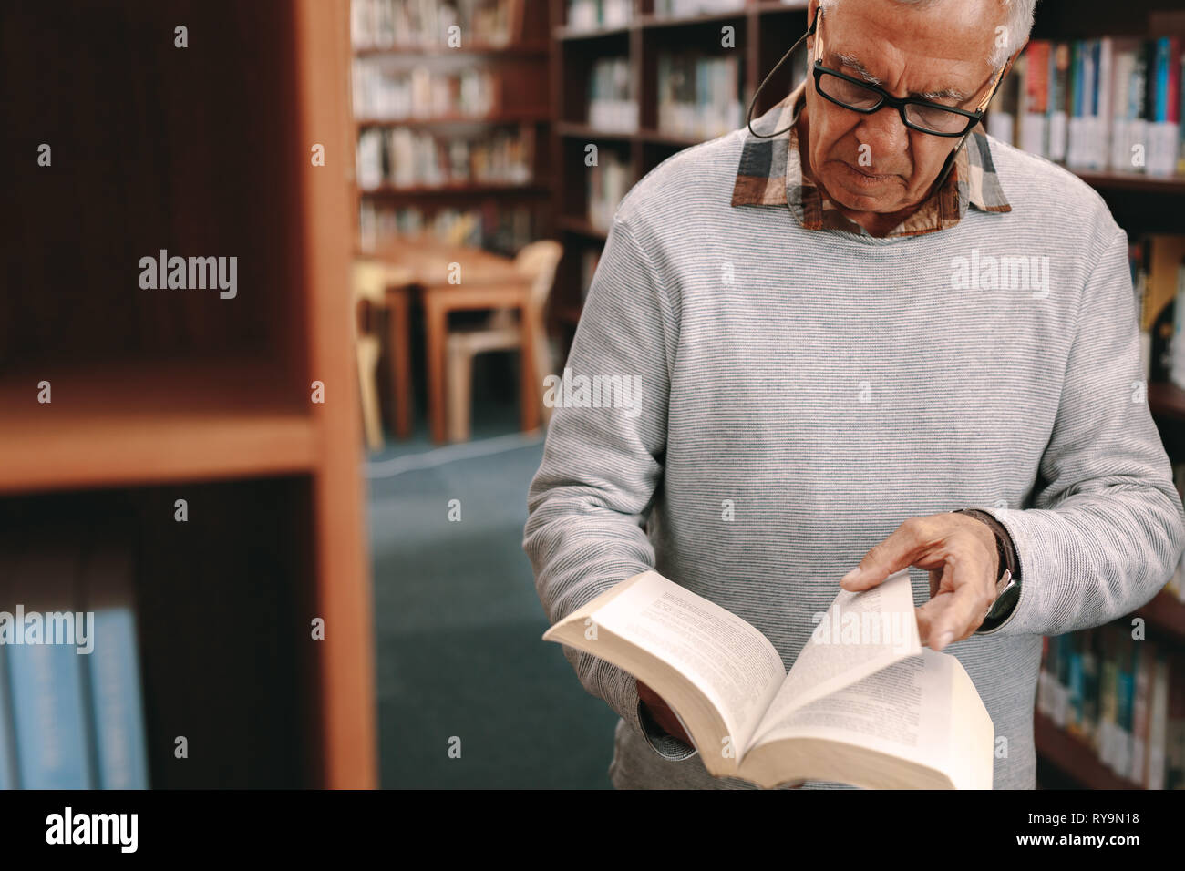 Library university checking hi-res stock photography and images - Alamy