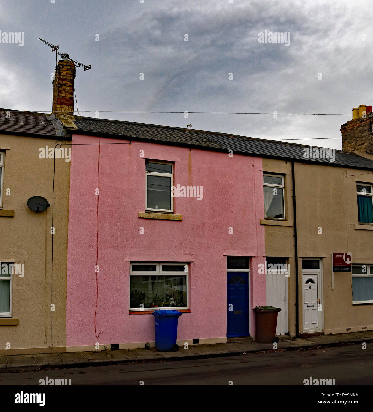 Two up two down cottages hi-res stock photography and images - Alamy