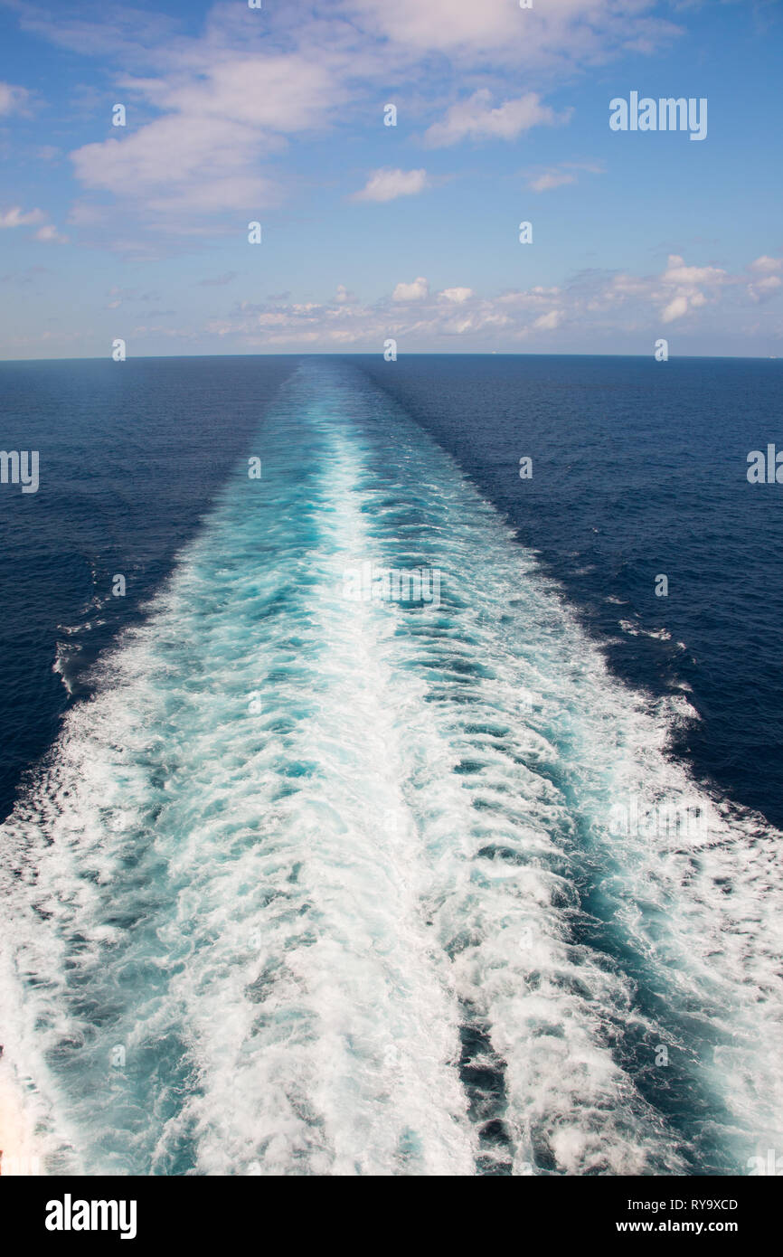Boat wake in ocean Stock Photo - Alamy