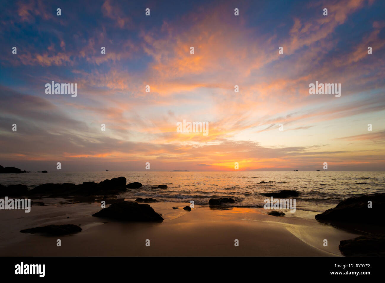 Beautiful sunset on tropical island Koh Kradan in Thailand. Landscape ...