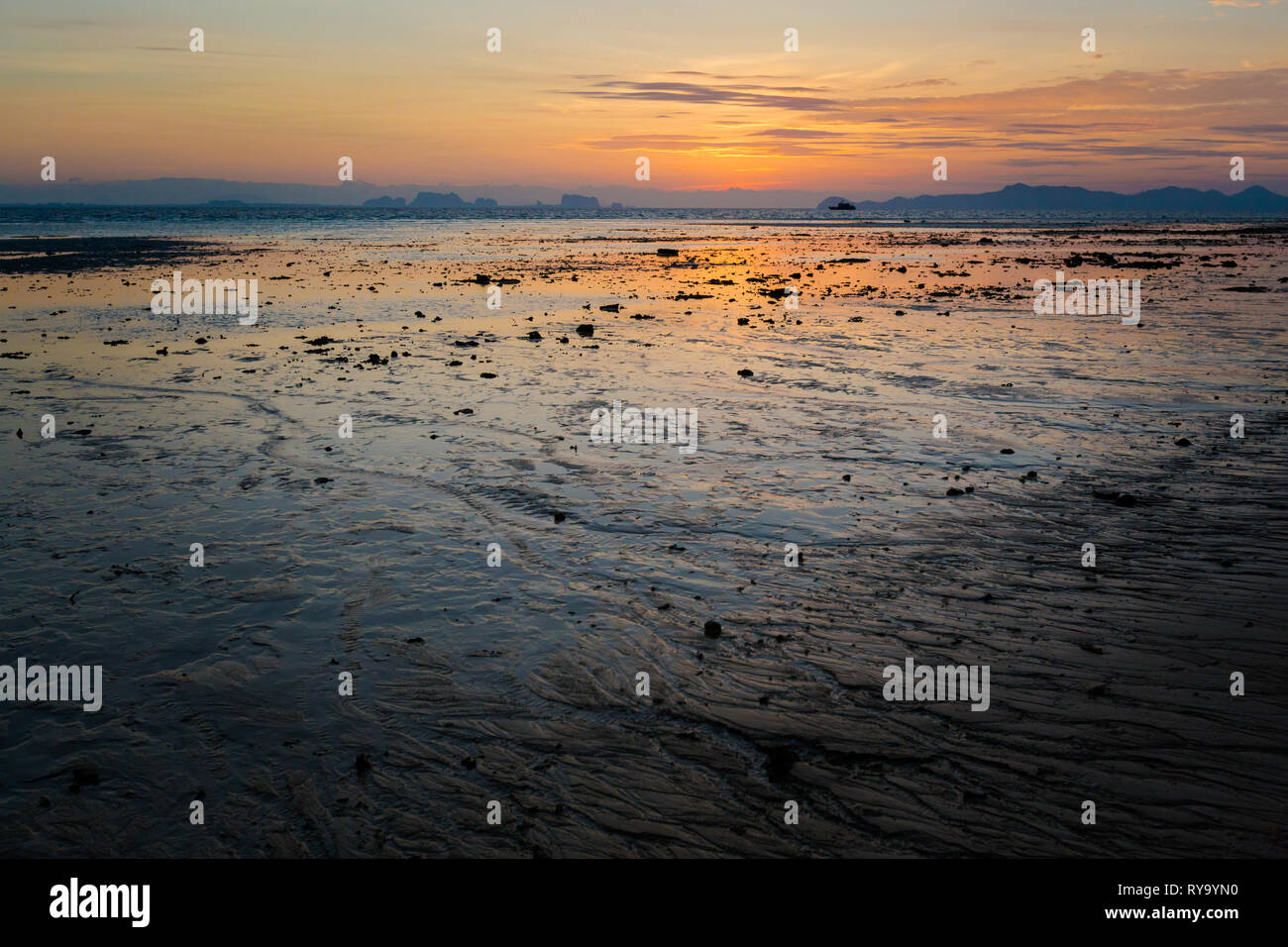 Beautiful sunrise on tropical island Koh Kradan in Thailand. Landscape ...