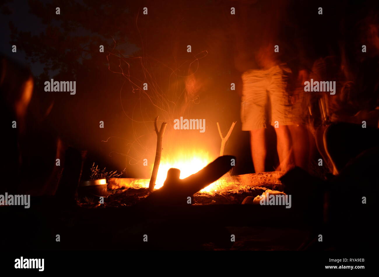Group of people standing around a fire hi-res stock photography and ...