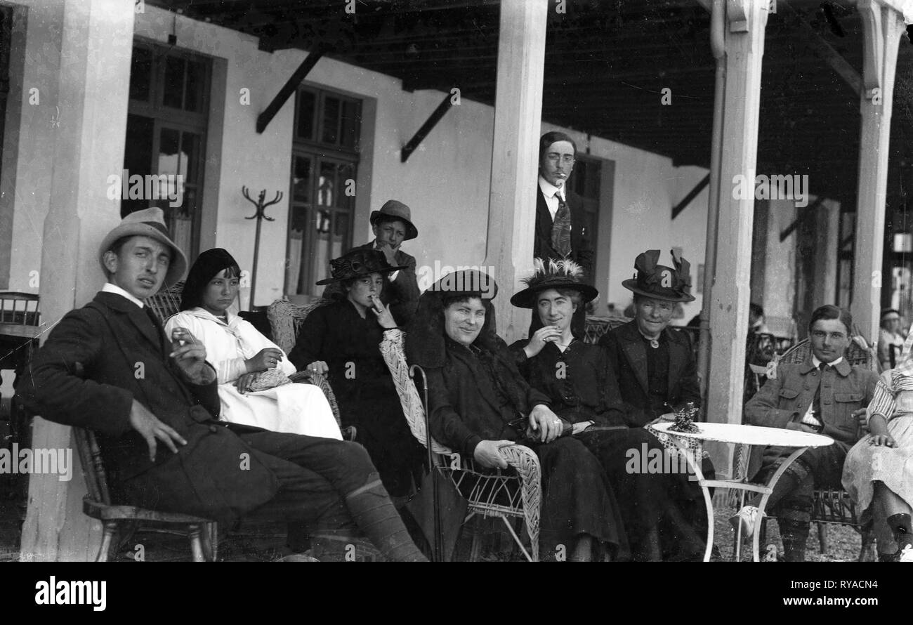 1920s french family hi-res stock photography and images - Alamy