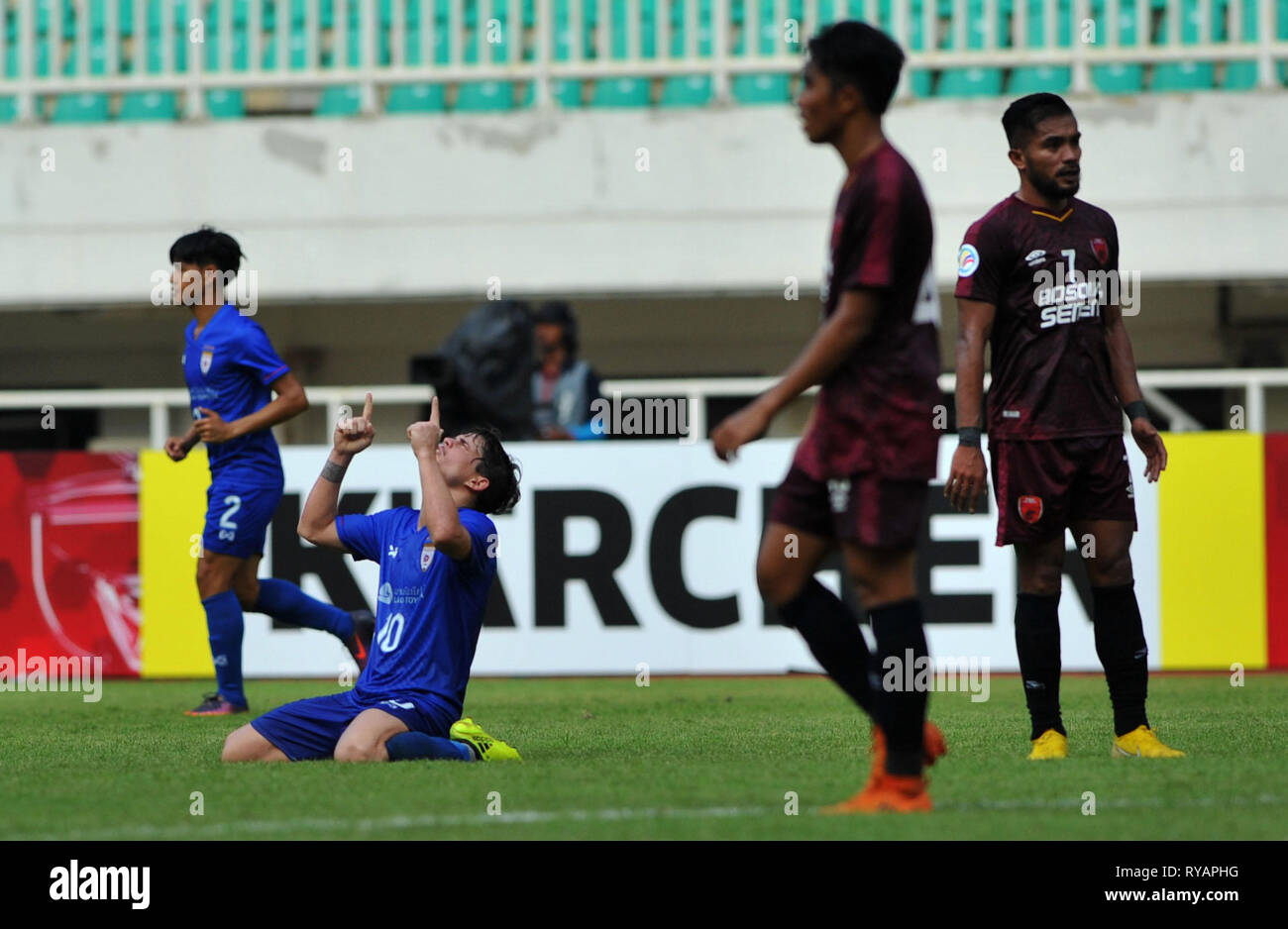 Lao toyota fc hi-res stock photography and images - Alamy