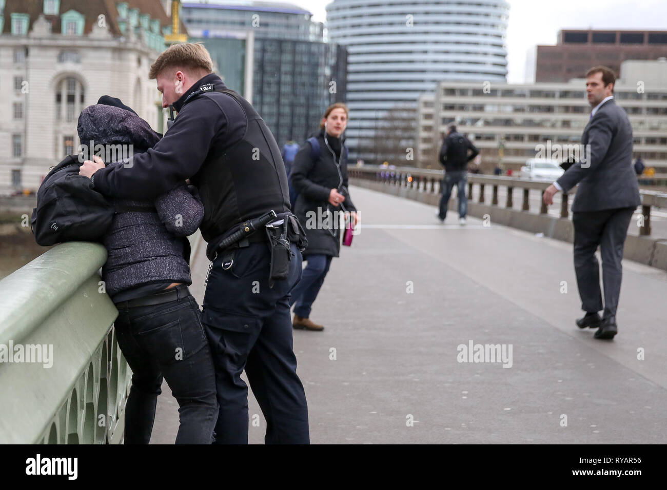 Man arrested and handcuffs and uk hi-res stock photography and images ...