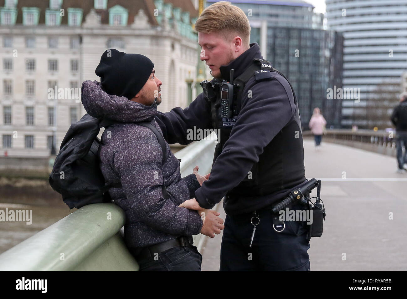 Man arrested and handcuffs and uk hi-res stock photography and images ...