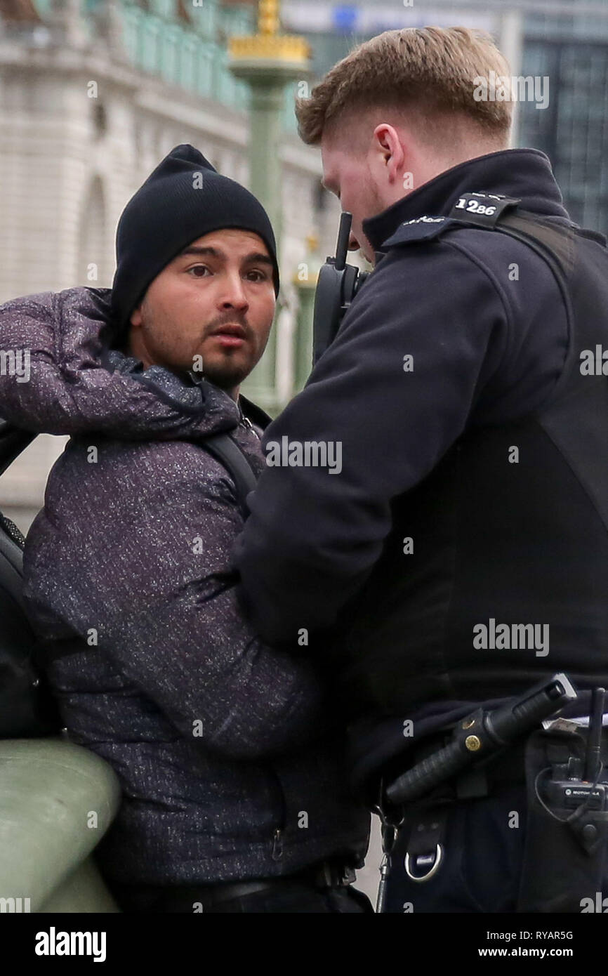 Man arrested and handcuffs and uk hi-res stock photography and images ...
