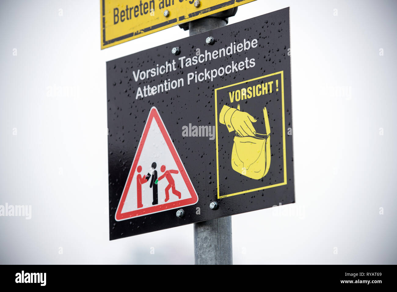 Caution pickpockets hi-res stock photography and images - Alamy