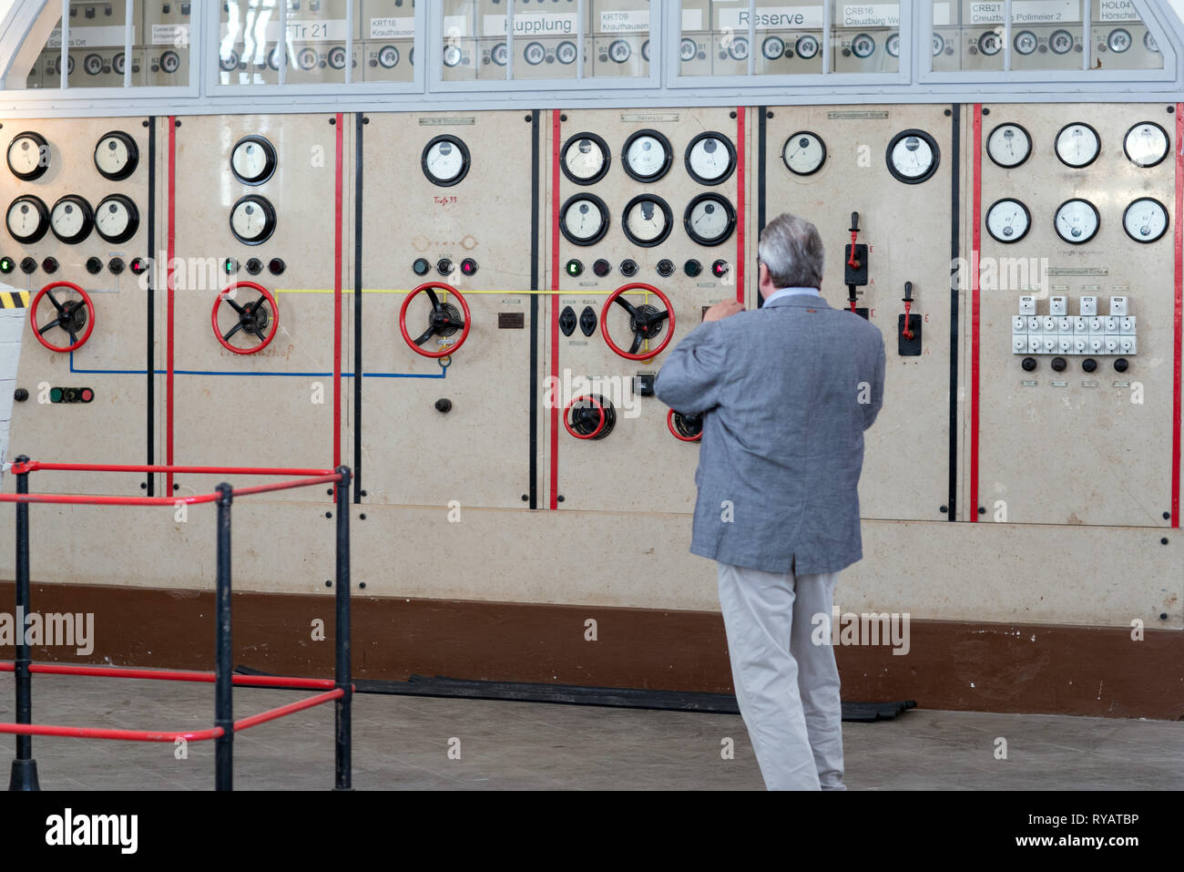 Power plant generator room generators hi-res stock photography and ...
