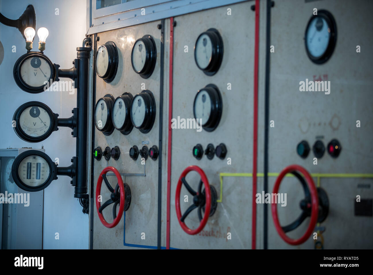 Power plant generator room generators hi-res stock photography and ...