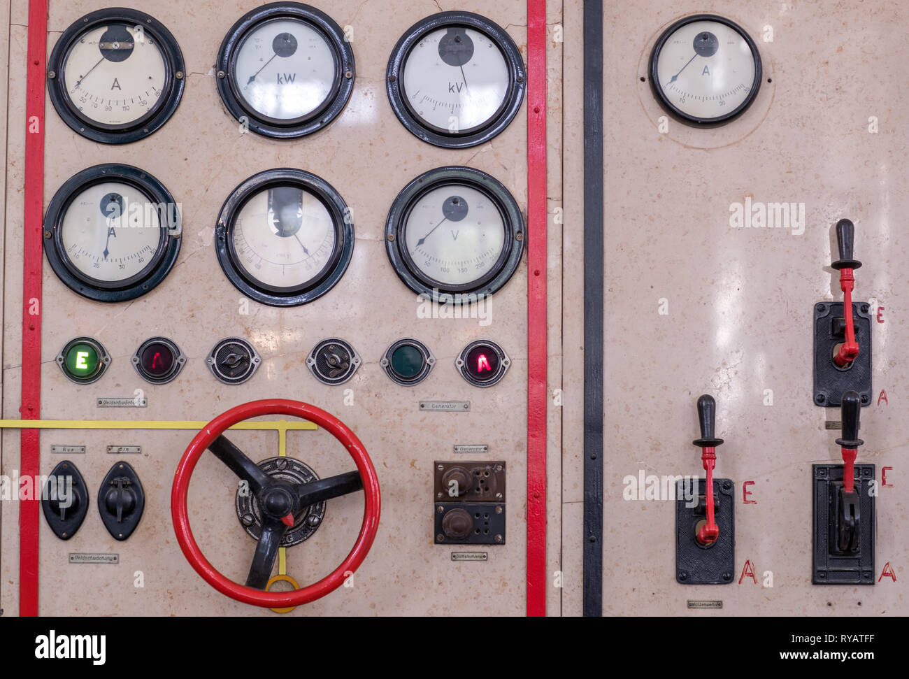 Power plant generator room generators hi-res stock photography and ...