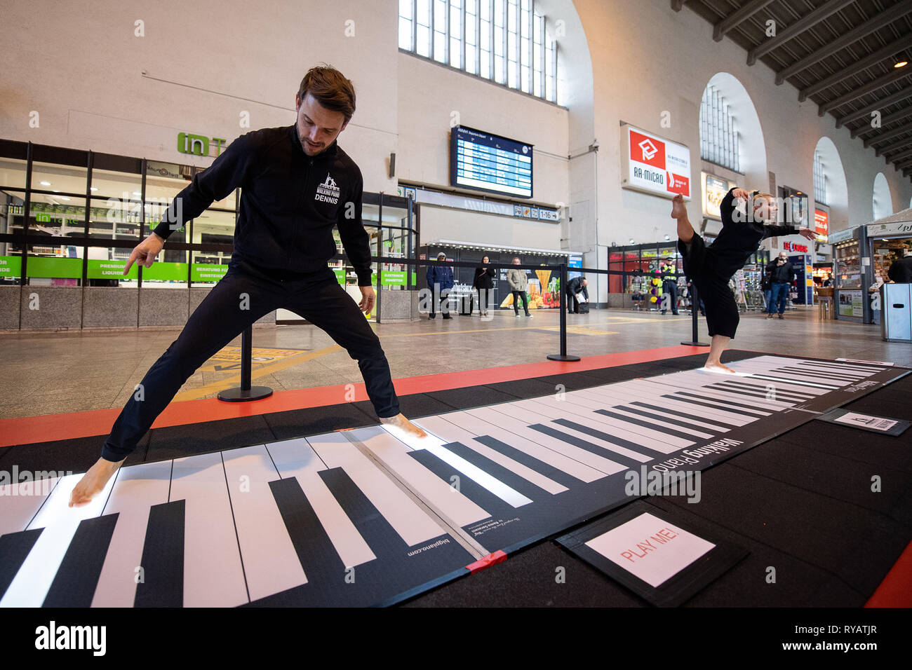13 March 2019, Baden-Wuerttemberg, Stuttgart: Leslie and Dennis play a ...
