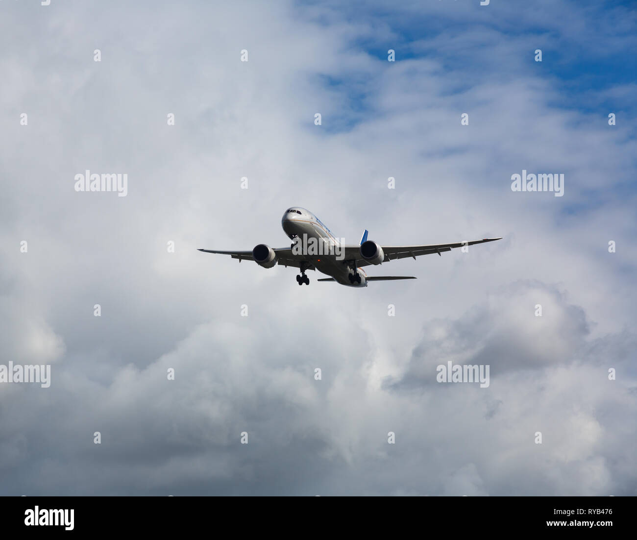 Boeing 787 front hi-res stock photography and images - Alamy