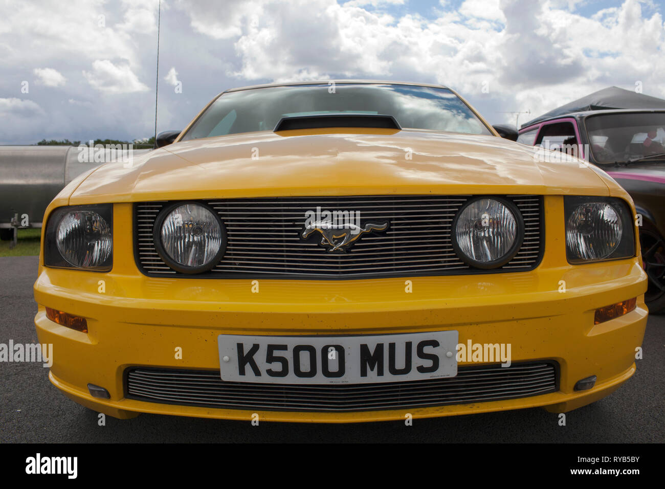 The bonnet and front grill of a yellow Ford Mustang Stock Photo - Alamy
