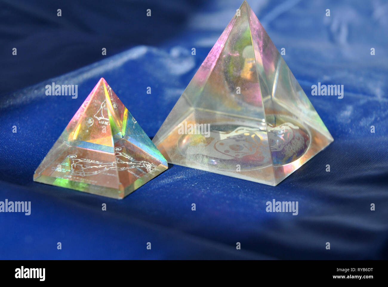 Glass pyramids hi-res stock photography and images - Alamy