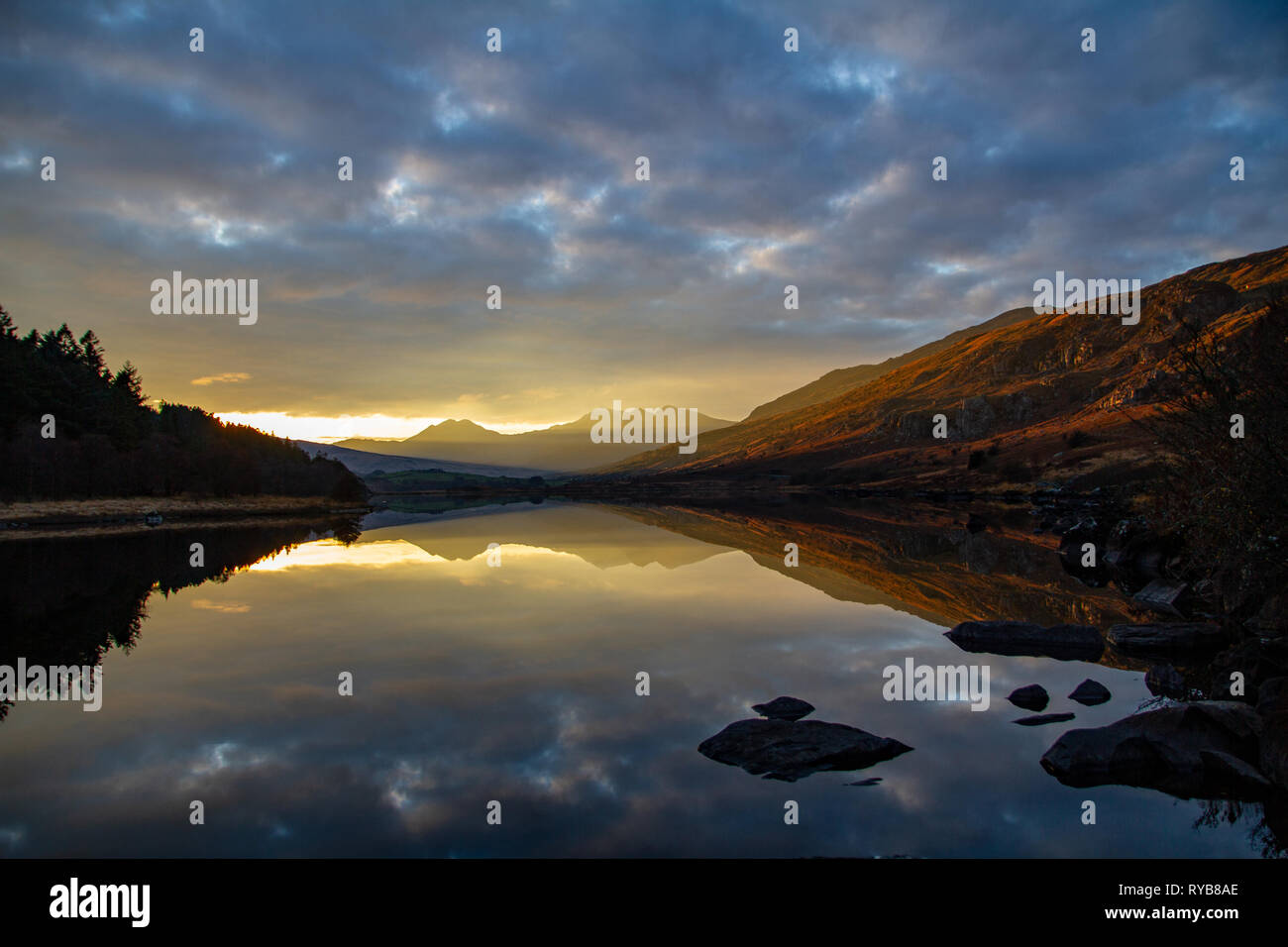 Snowdon Sunset Reflection in Lake Stock Photo - Alamy