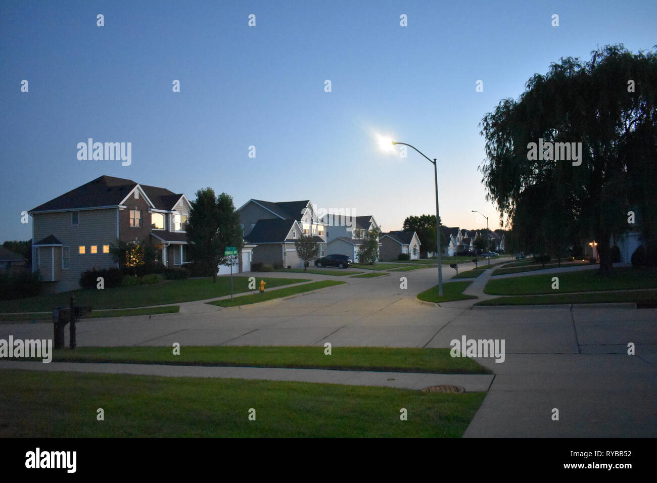 Suburban neighborhood hi-res stock photography and images - Alamy