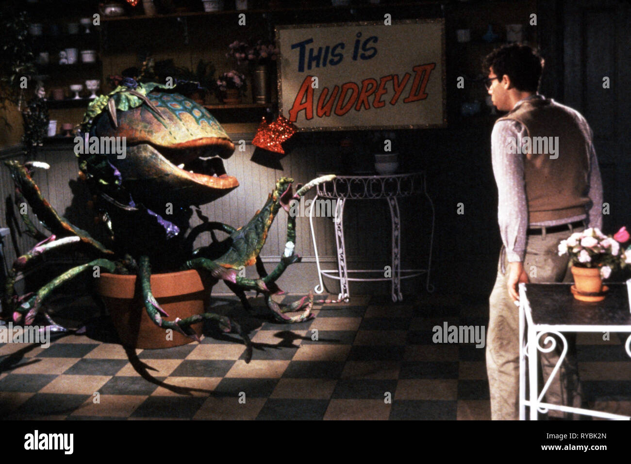AUDREY II, RICK MORANIS, LITTLE SHOP OF HORRORS, 1986 Stock Photo - Alamy