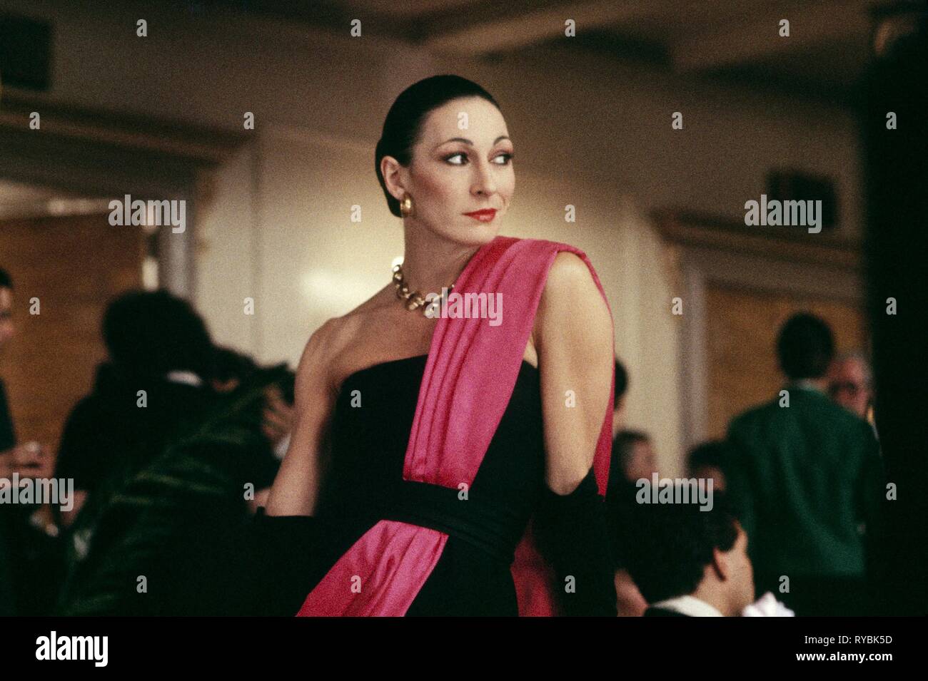 Anjelica huston prizzi's honor hi-res stock photography and images - Alamy