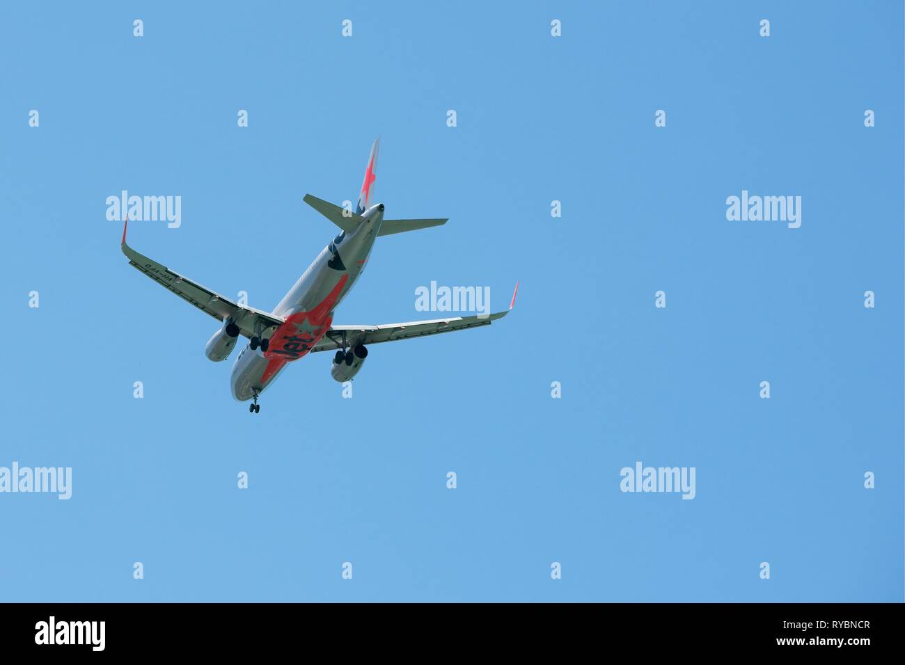 Descending airplane hi-res stock photography and images - Alamy