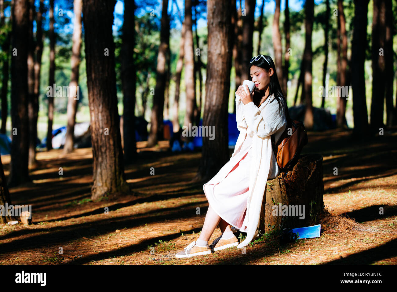 Female tourists are drinking coffee in the morning under the tree Stock ...