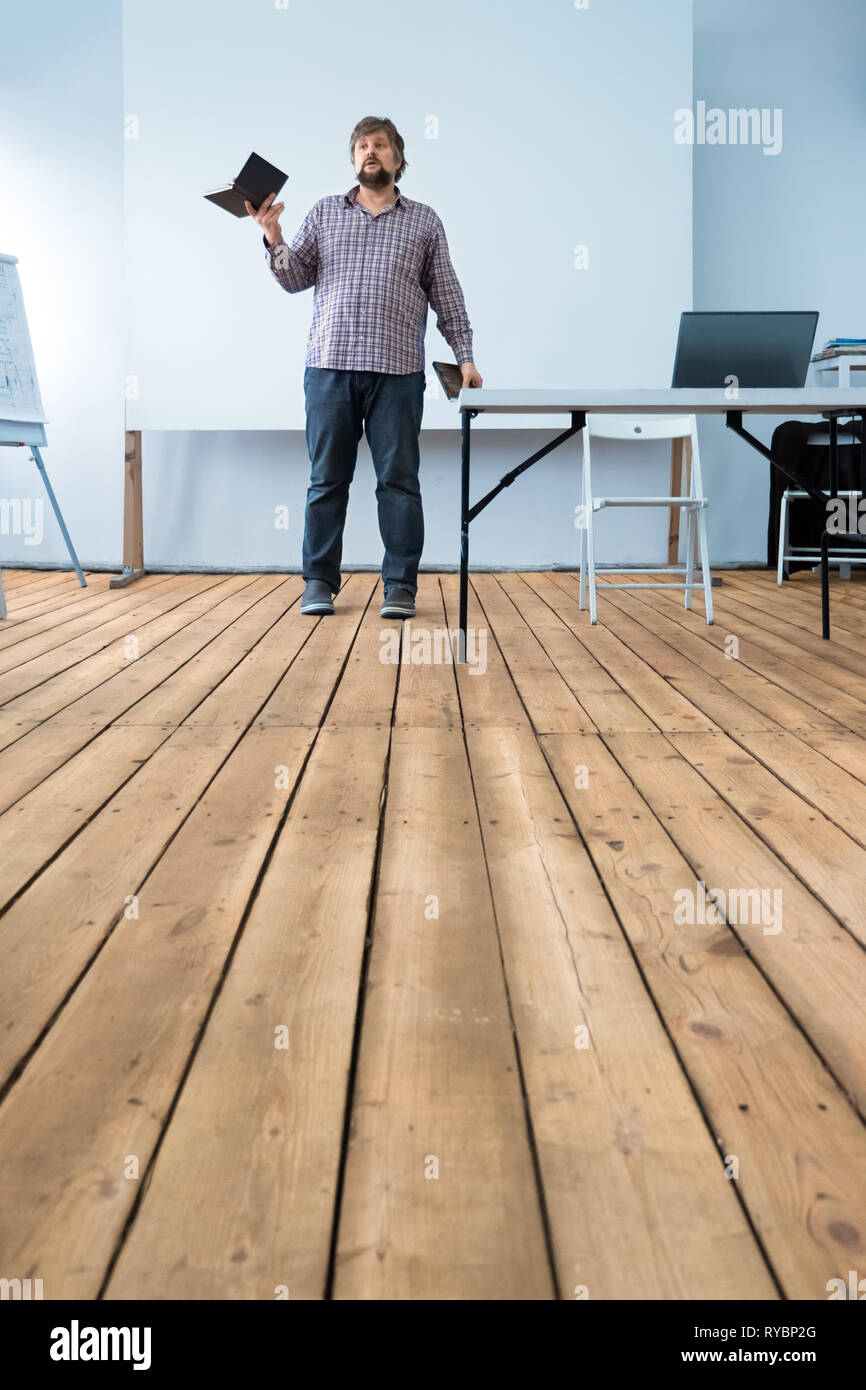 Man presenting speaking hi-res stock photography and images - Alamy