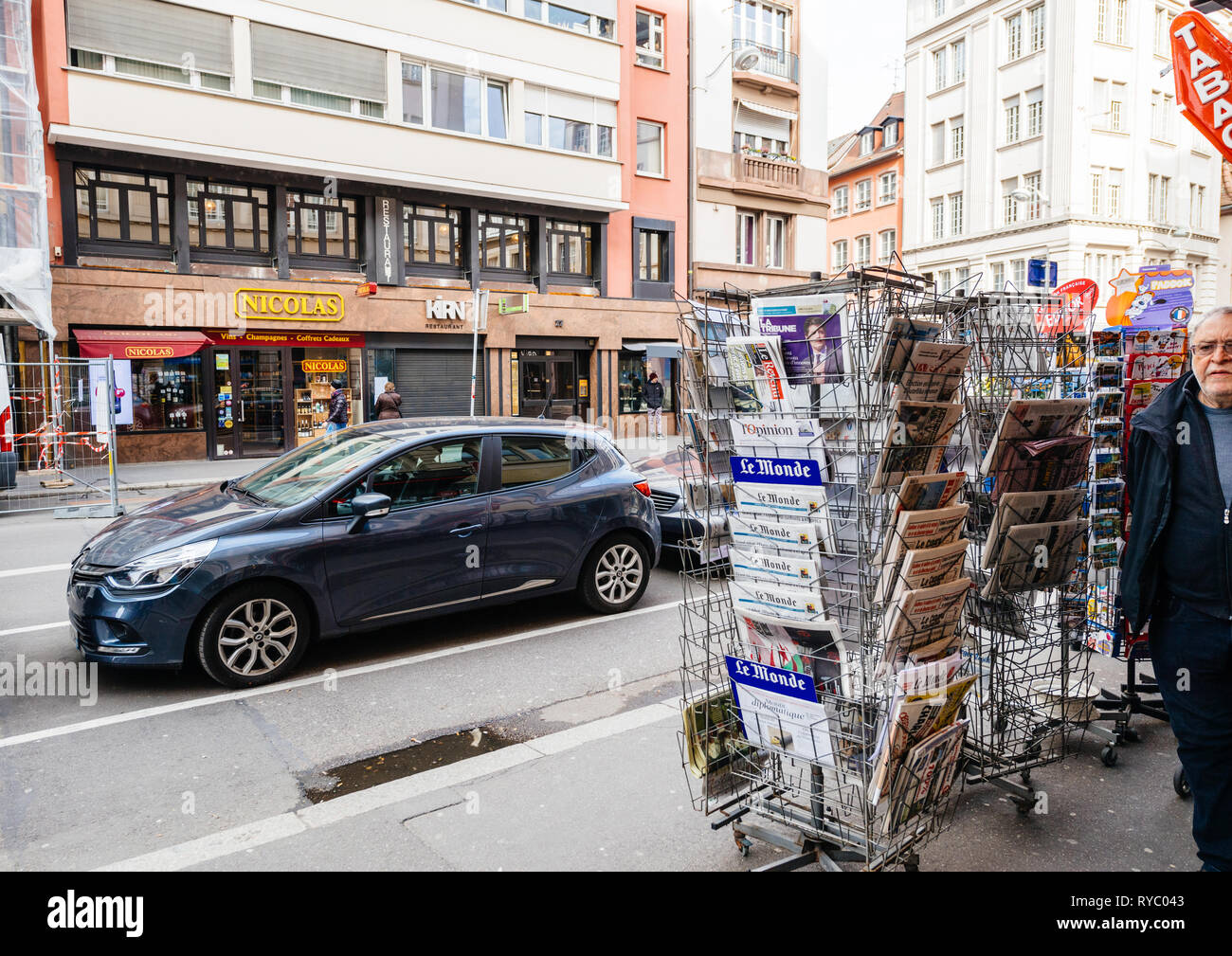 Newspapers media french newsstand kiosk hi-res stock photography and ...