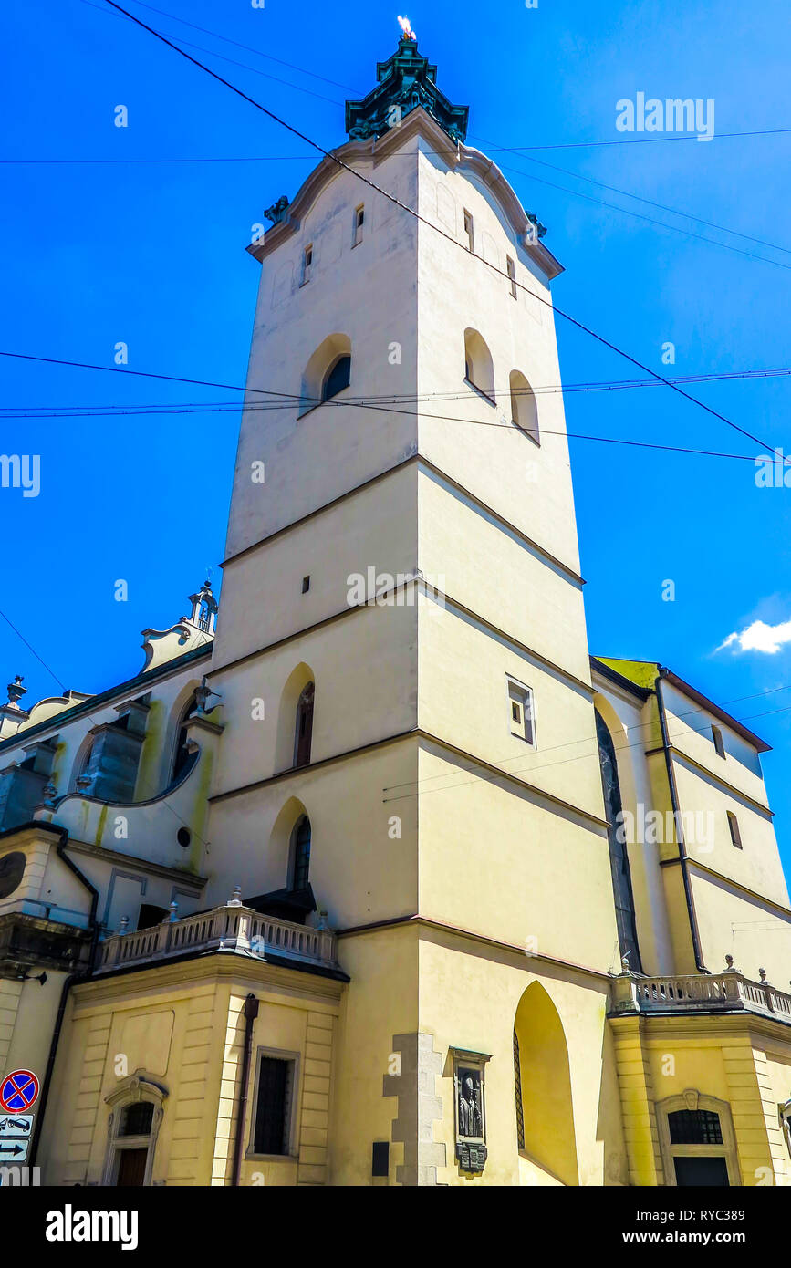 Low angle viewpoint hi-res stock photography and images - Alamy