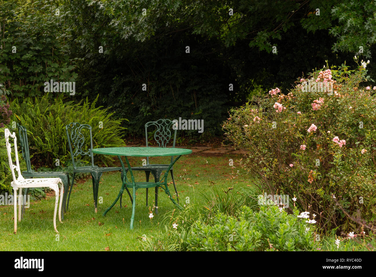 Lovely house setting hi-res stock photography and images - Alamy