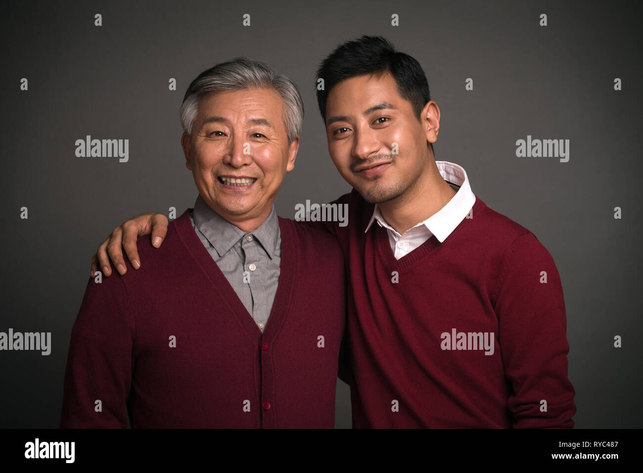 Son arm around his father's shoulders Stock Photo - Alamy