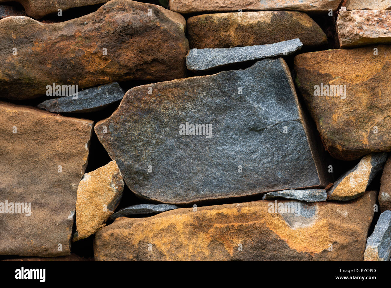 Rustic stone wall hi-res stock photography and images - Alamy