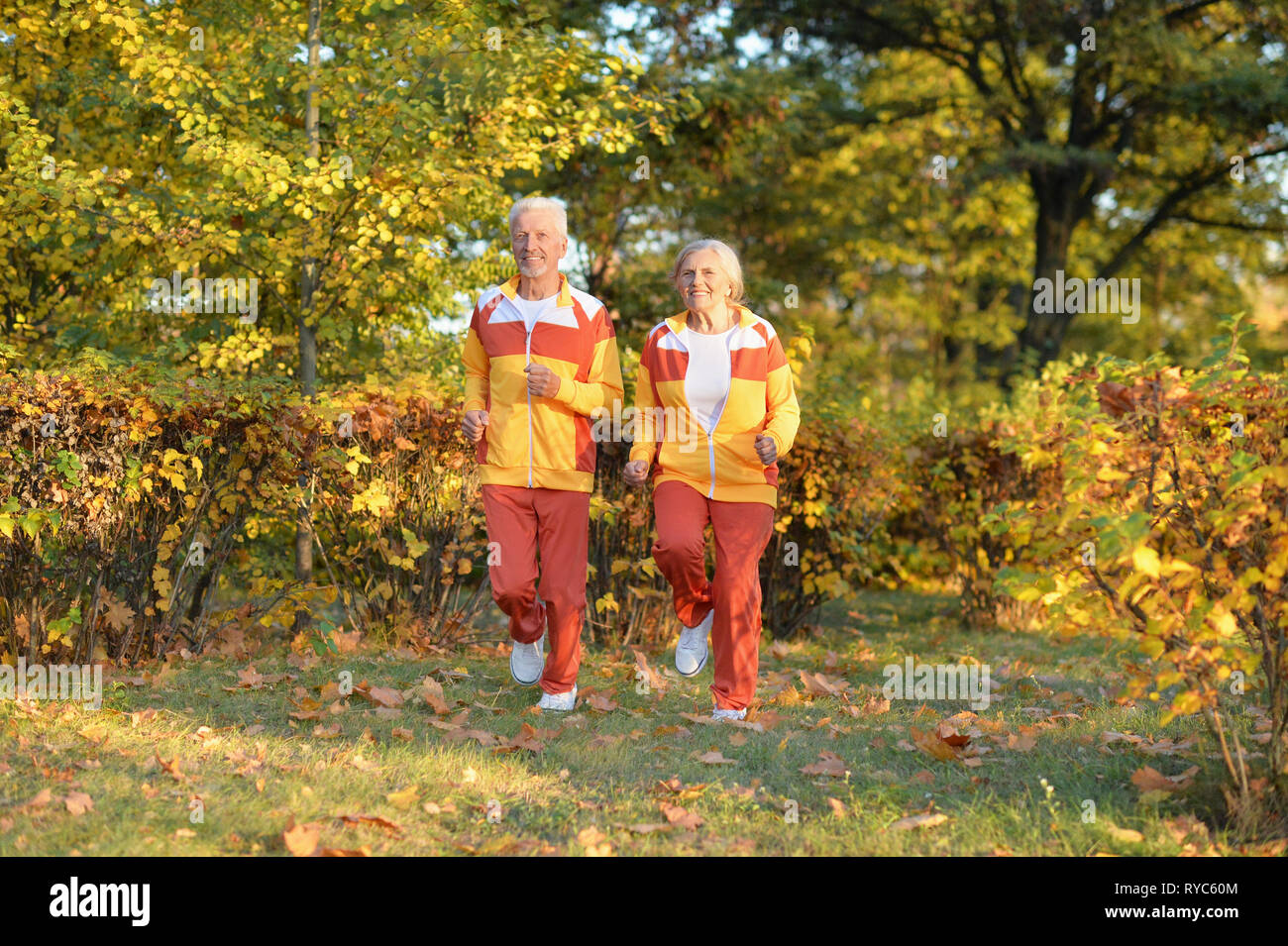 Old couple jogging hi-res stock photography and images - Alamy