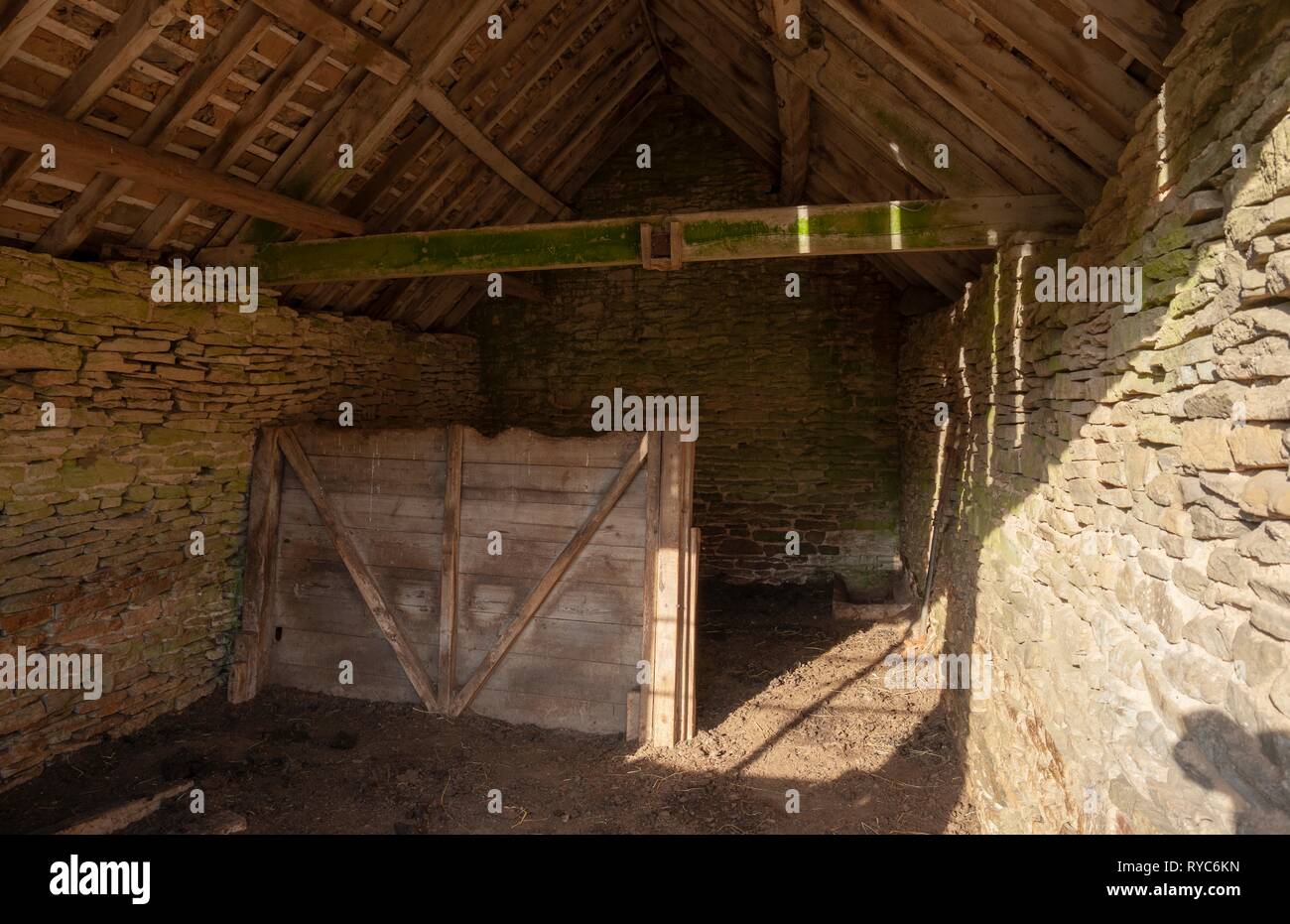 Cotswold barn hi-res stock photography and images - Alamy