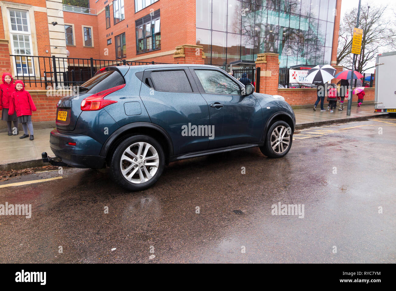 School run car line hi-res stock photography and images - Alamy