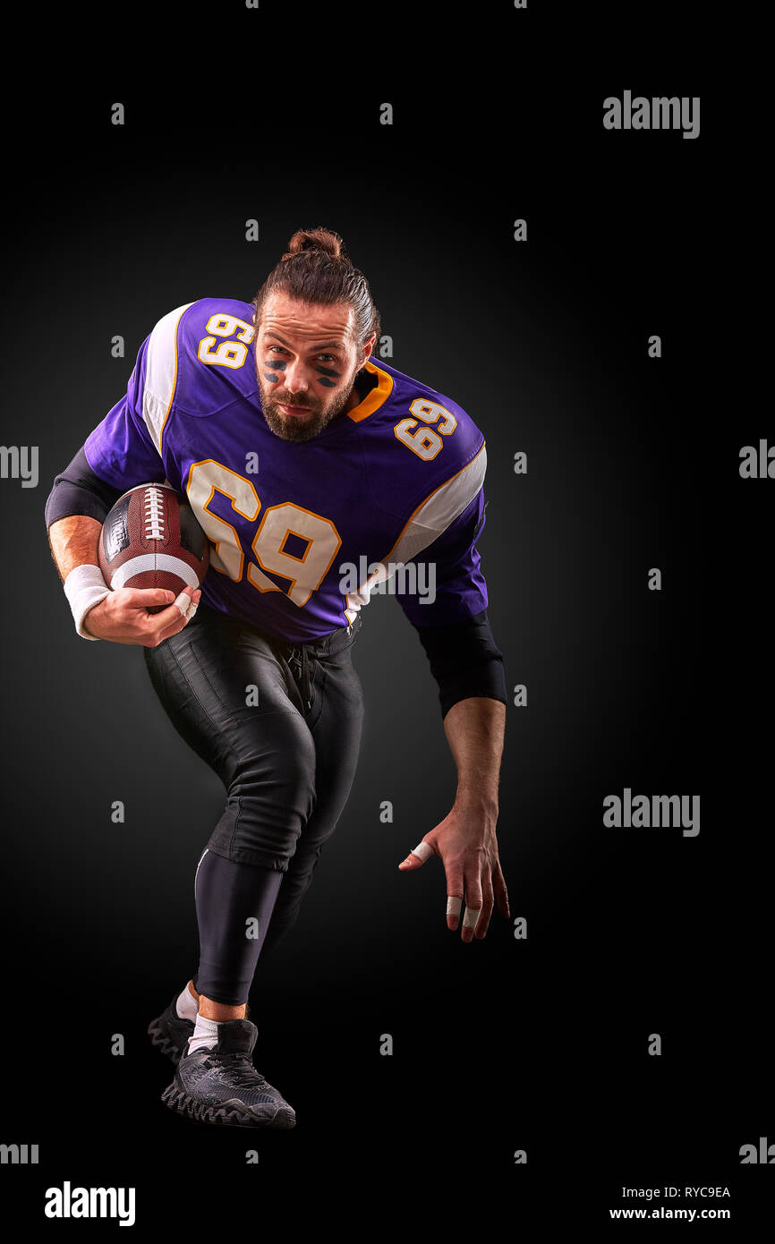 Adult football player throwing ball hi-res stock photography and images ...