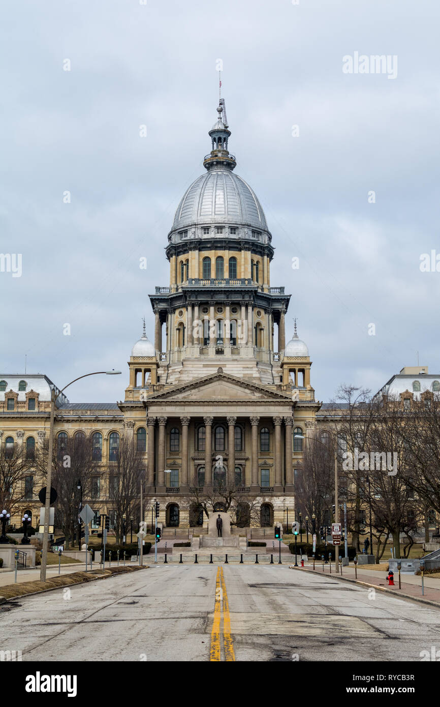 Morning light on the state capitol building in Springfield, Illinoi ...